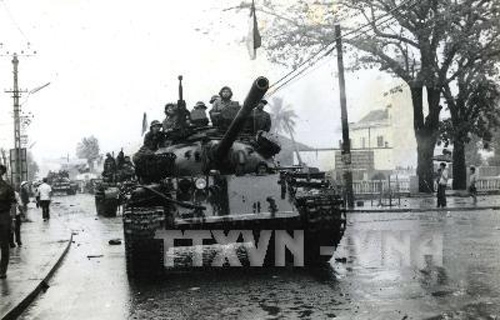 Victory in Da Nang starts the collapse of Saigon regime